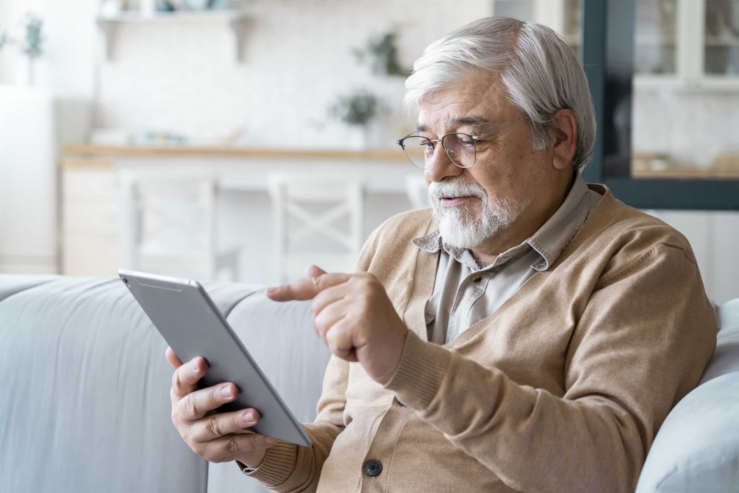Tips for helping older people use technology | Caremark